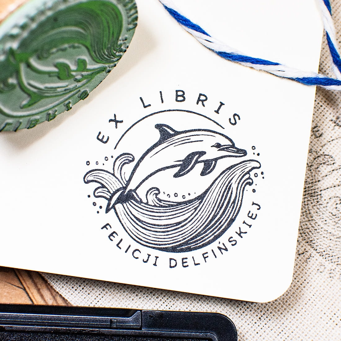 Personalizowany Ex Libris Na Zamówienie z Motywem Delfina – Zestaw Prezentowy